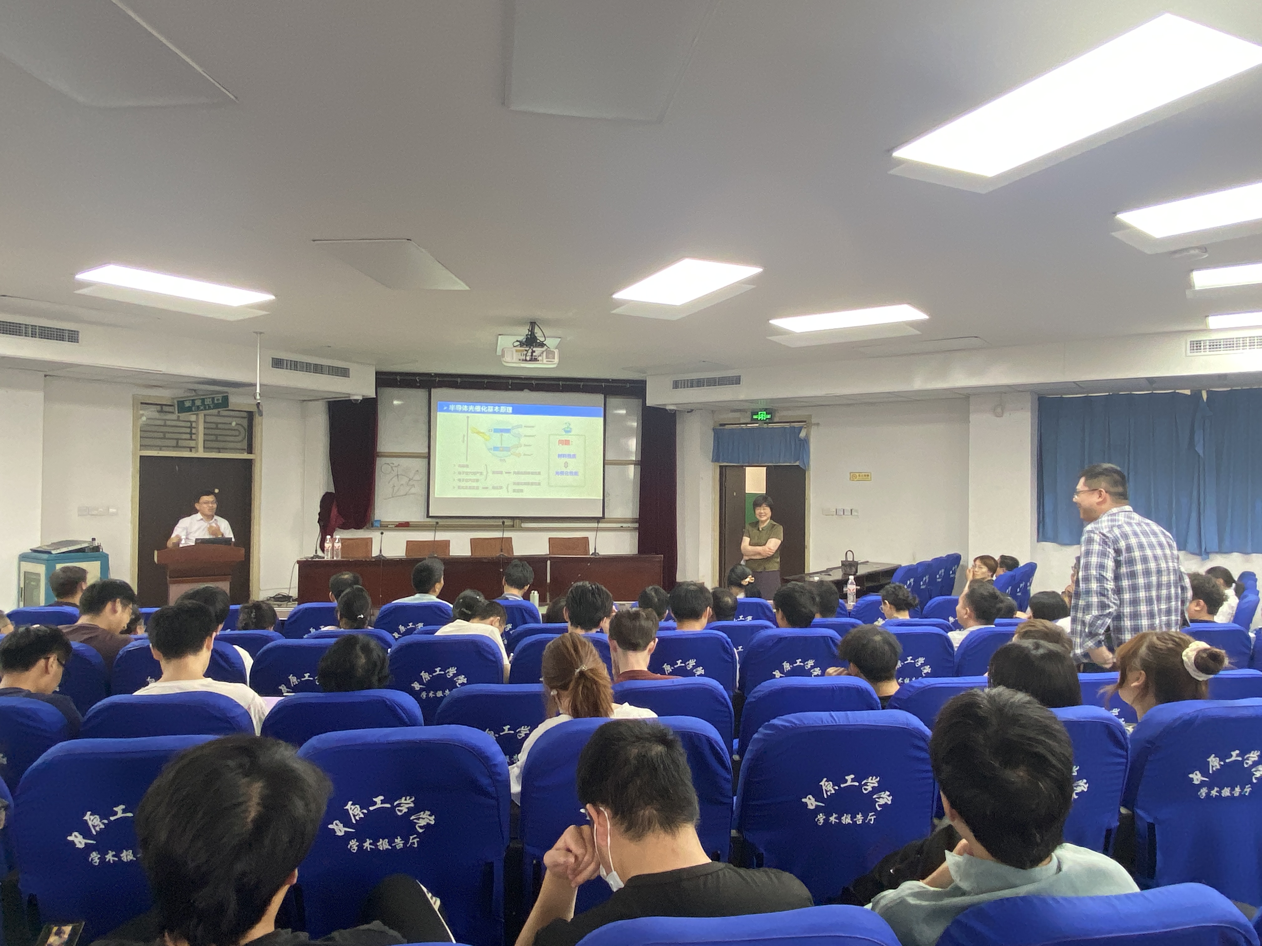 物理与光电工程学院举行研究生创新教育讲座-中原工学院