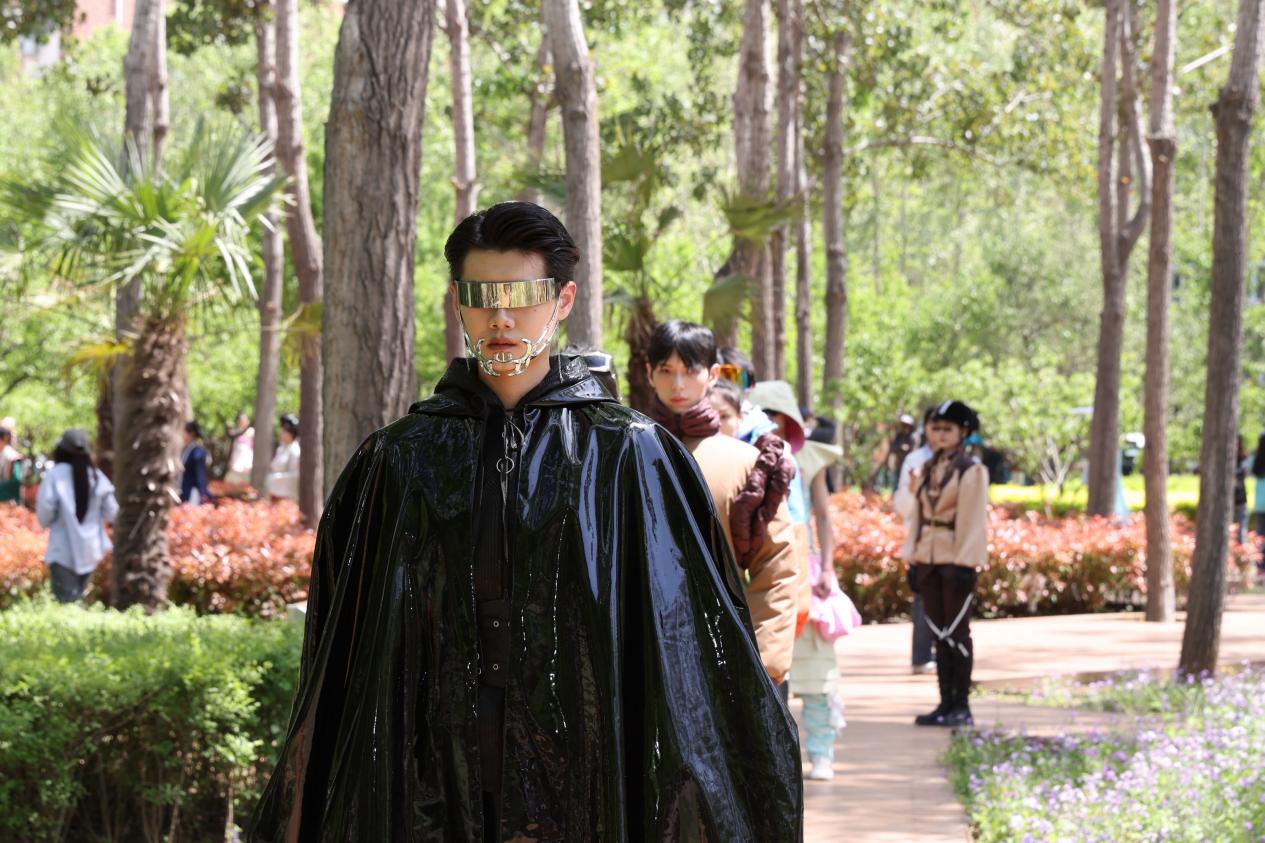 智能服饰与服装学院举办毕业设计作品校园巡游-中原工学院